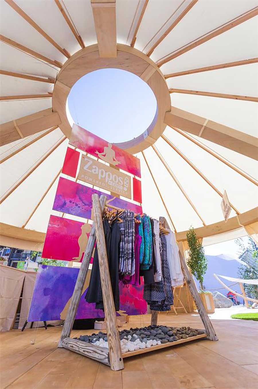 蒙古包的快闪店还有专业的扎辫子小能手，有趣极了 - 会展活动策划CCASY.COM