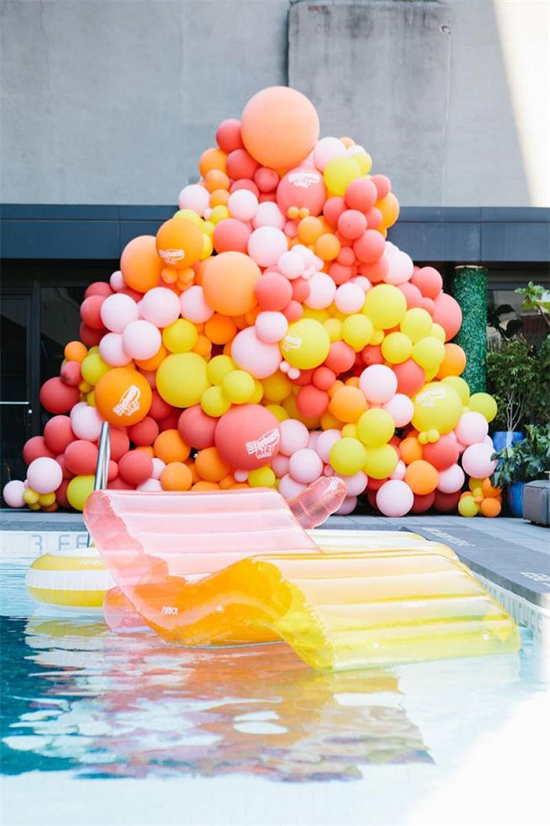 玛氏糖果在纽约办了一场泳池的体验派对活动「夏日工作日」活动策划 - 会展活动策划CCASY.COM